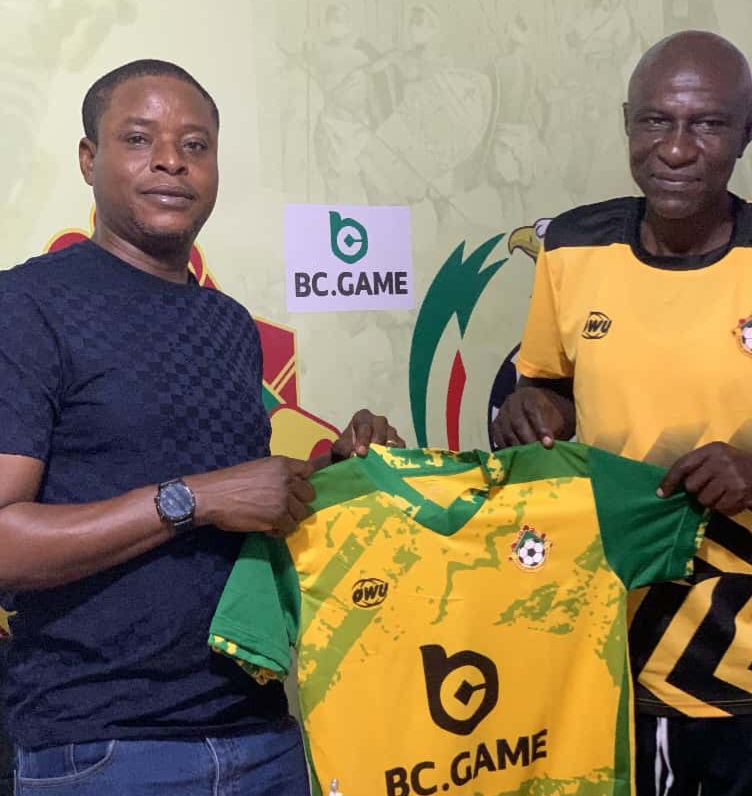 Coach Ashifat Sulaiman signs contract as new Kwara United Technical ...